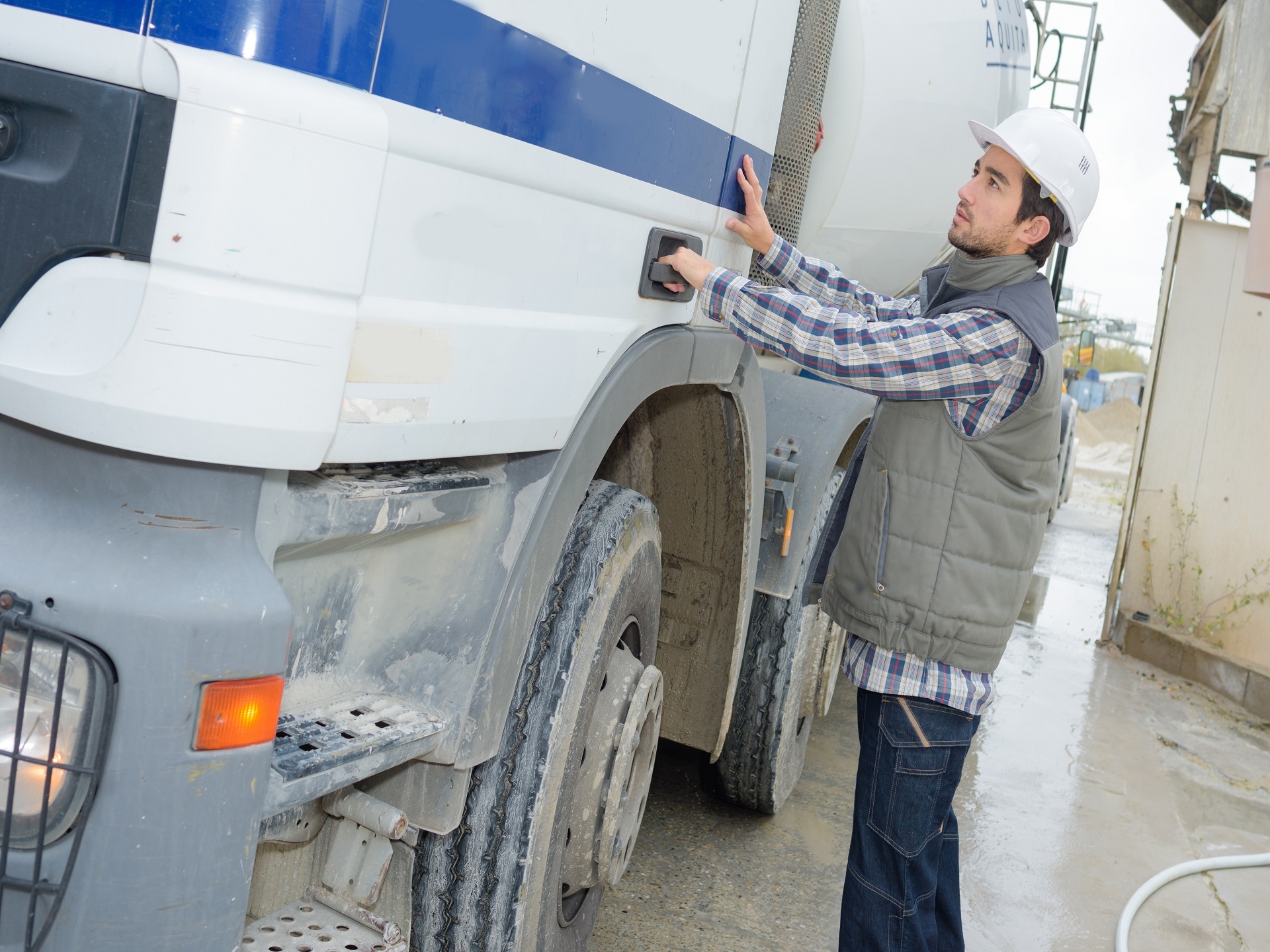 Road transport sector facing worst driver shortages for decades - Microlise